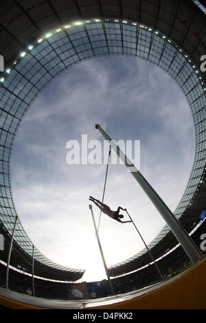 Russian Yelena Isinbayeva in action at the World Athletics ...