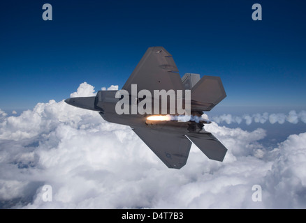 Underside view of F-22 Raptor Stock Photo - Alamy