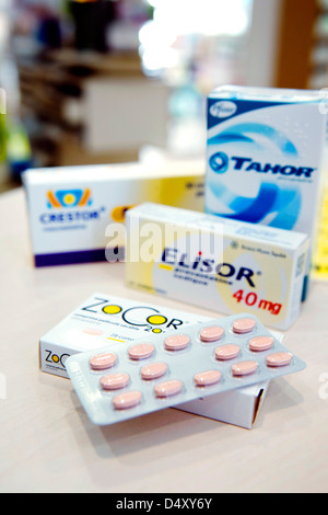 Atorvastatin, statin, tablet, pill, medicine for lowering Stock Photo ...