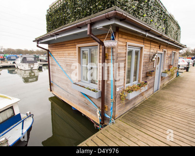 A floating house at Pillings lock, Barrow on Soar, Leicestershire, UK ...