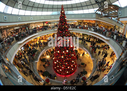 The shopping mall Allee Center is crowded with christmas shoppers in ...