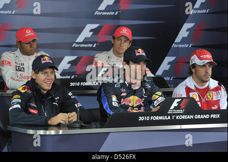 Lewis Hamilton in front of press with McLaren F1 car and Vistajet ...