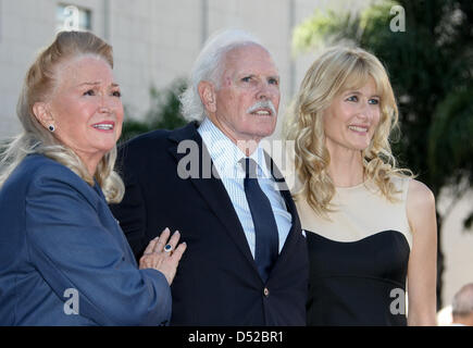 Actors Laura Dern (c), her father Bruce Dern and her mother Diane Ladd ...