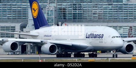 Lufthansa Plane rolls to the runway at Frankfurt Airport on December 23 ...