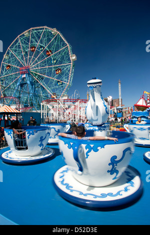 TEA CUP RIDE DENO'S WONDER WHEEL AMUSEMENT PARK CONEY ISLAND BROOKLYN ...