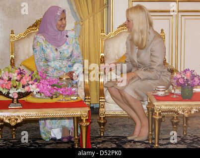Queen Raja Permaisuri Agong of Malaysia arrives for a pre-wedding ...