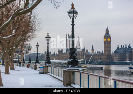 UK Weather: Snowy and cold morning for a paperboy working in Woodbridge ...