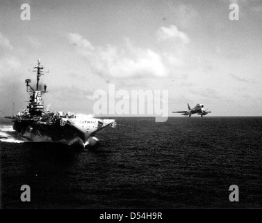 USS Lexington CV16 Aircraft Carrier, A-4 Skyhawk aircraft Stock Photo ...