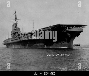 USS Midway (CV-41), an aircraft carrier, leads a battlegroup in the ...