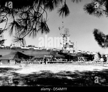 The USS Rudyerd Bay (CVE-81), a Casablanca-class escort carrier, served ...