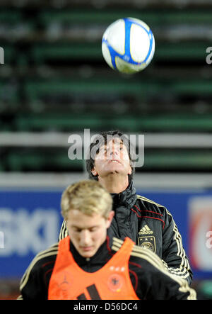 German national player Lewis Holtby (L) controls the ball next to head ...