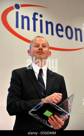 Infineon CEO Peter Bauer delivers the company's balance press ...