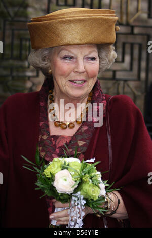 Queen Beatrix of the Netherlands unveils a statue of her late mother ...