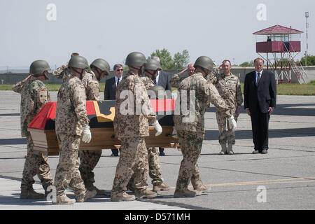 Bundeswehr soldier carry Coffin of dead german soldiers of Worldwar 1 ...