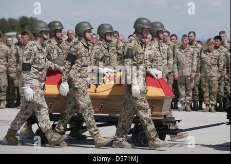 Bundeswehr soldier carry Coffin of dead german soldiers of Worldwar 1 ...