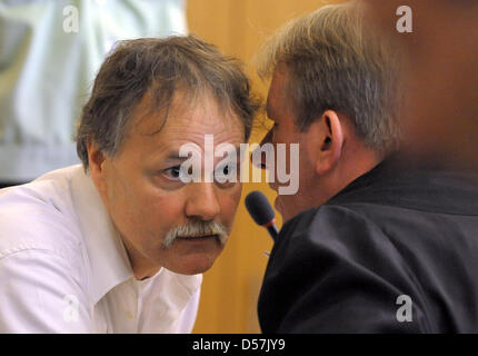 Defendant Peter Paul Michalski (L) talks to his lawyers Detlev Otto ...