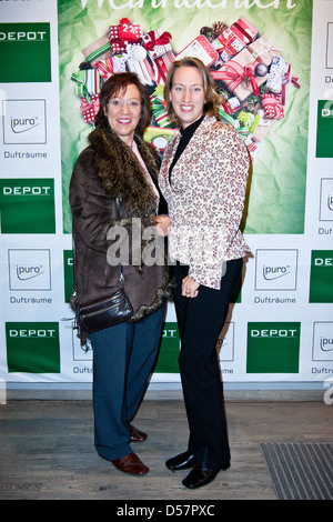 Heidi Kaiser and daughter Leila Moysich at christmas shopping Event at ...