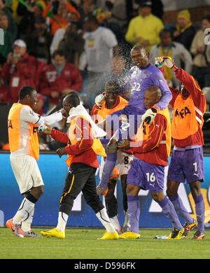 Goalkeeper Richard Kingson (C) of Ghana celebrates with his teammates ...