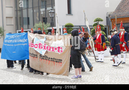 The so-called Potsdam Giants enact a practive in Potsdam, Germany, 19 ...