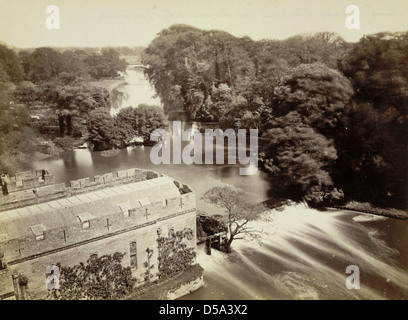 This image shows the old watermills in Mapledurham, located along the ...