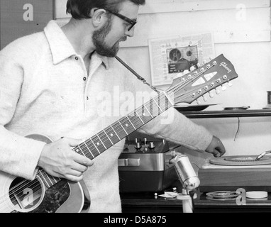 ROGER WHITTAKER kenyan singer-songwriter with wife Natalie about 1980 ...