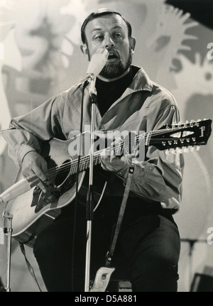 ROGER WHITTAKER Kenyan singer-songwriter with wife Natalie in August ...