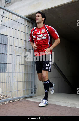 Bayer 04 Leverkusen's Michael Ballack wearing a carbon face mask during ...