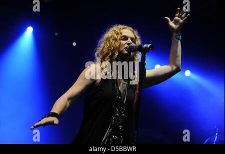 Singer Inga Humpe of the German pop band 2raumwohnung live at the ...