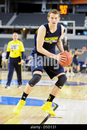 Michigan Wolverines guard Nik Stauskas (11) unloads a 3-pointer in ...