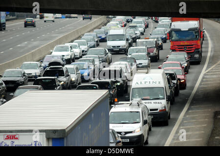 Nottinghamshire, UK. 29th March 2013. Traffic delays build up on the M1 ...