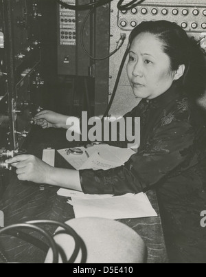 Chien-shiung Wu (1912-1997) assembling an electrostatic generator at ...