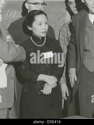 Chien-shiung Wu (1912-1997) assembling an electrostatic generator at ...