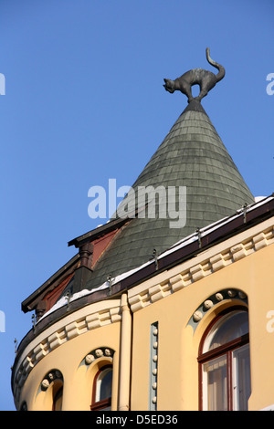 Cat sculpture on roof Stock Photo - Alamy