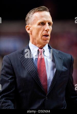 Charlotte Bobcats head coach Mike Dunlap, left, argues a call with ...