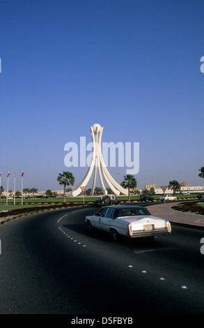 Bahrain, Monument to Arab unity. The Pearl roundabout Stock Photo - Alamy