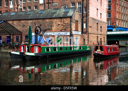 Narrowboats on the Nottingham Canal, Waterfront area of Nottingham city ...