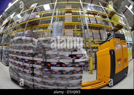 High racks are loaded in the new 'Lidl' logistics centre in Freienbrink ...