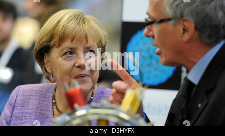 Helmut Dosch (R), director of the research center DESY, explains a ...