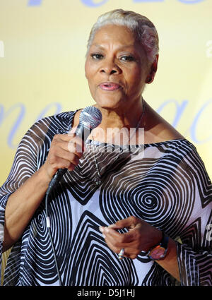 American singer Dionne Warwick sings the "dreamball 2012" in Berlin ...