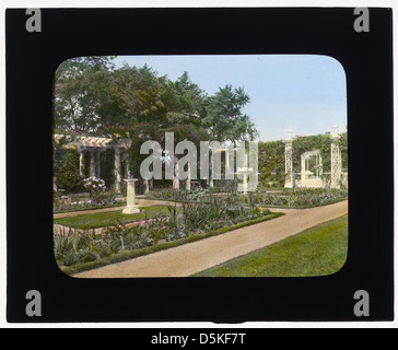 Samuel Knopf house, Lawrence, New York. View from pergola Stock Photo ...