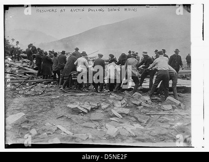 Rescuers at Austin pulling down ruins Stock Photo - Alamy