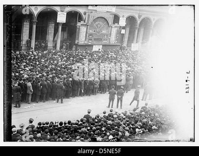 Crowd watching 'playograph' at Herald Building, World Series, 1911 ...