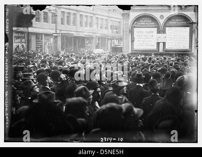 Crowd watching 'playograph,' World Series, 1911, Photo shows crowd ...