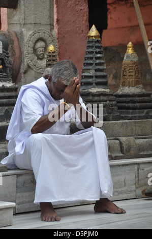 Holy man praying at the Mahabodhi Temple, Bodhgaya, Bihar, India Stock ...