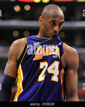 Los Angeles Clippers guard Kobe Sanders, second from right, goes after ...