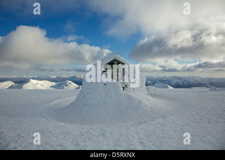 emergency shelter on the summit of ben nevis Stock Photo - Alamy
