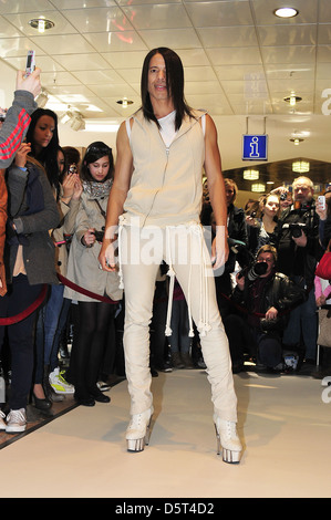 Jorge Gonzalez from German TV show "Germany's Next Topmodel" teaches ...