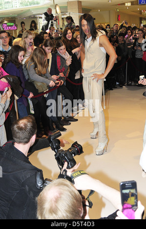 Jorge Gonzalez from German TV show "Germany's Next Topmodel" teaches ...