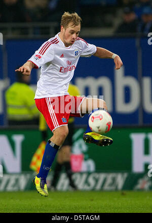 Hamburg's Maximilian Beister controls the ball during the match ...