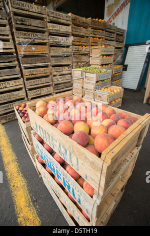Peaches in the crates in Wholesale market Stock Photo - Alamy
